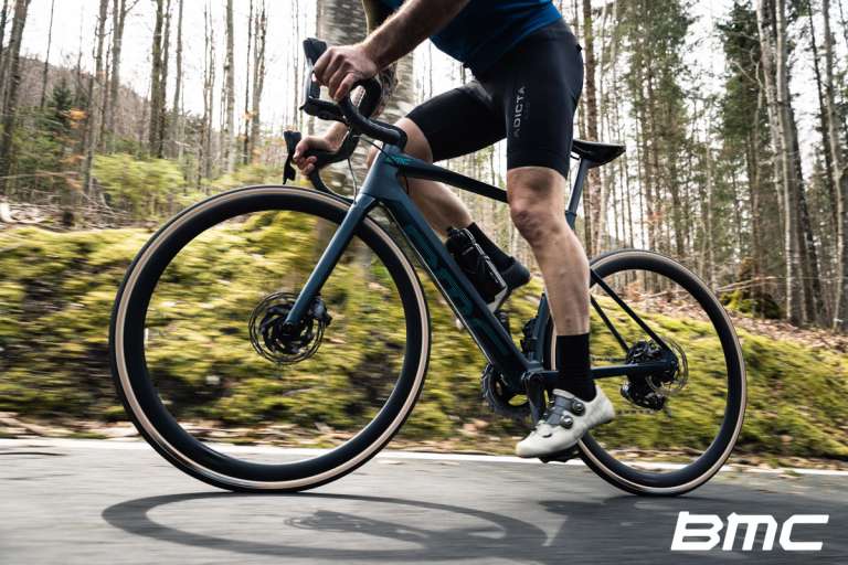 BMC Roadmachine AMP 2022: bici elettrica da corsa